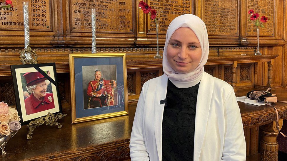 Bradford: New British citizens pledge allegiance to the King - BBC News