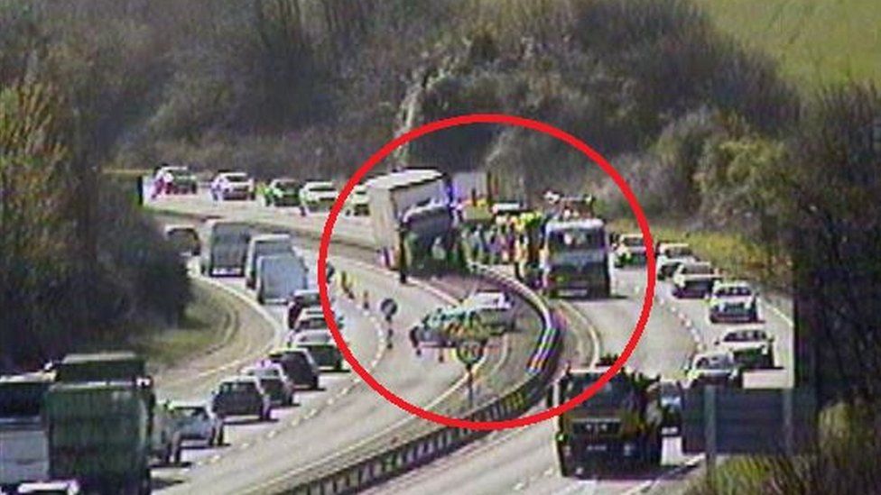 Bypass Reopens After Lorry Hit Edinburgh City Bypass Barrier Bbc News