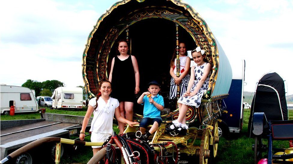 Gypsy women breaking education barriers with uni degrees - BBC News