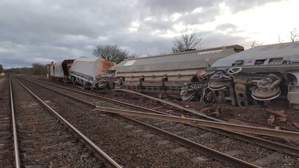 Derailed freight train near Ely causes chaos in the east - BBC News