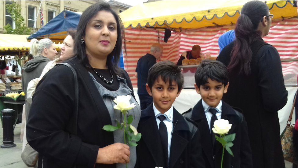 Jo Cox: Funeral takes place in Batley and Spen constituency - BBC News