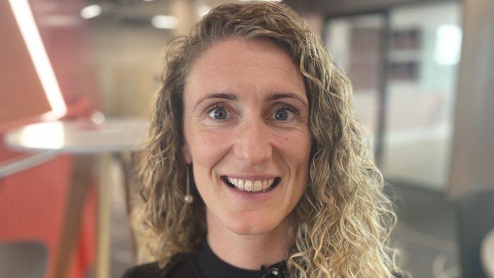 Plant 7 oed ar apiau fel TikTok ac Instagram yn rheolaidd - arolwg ...