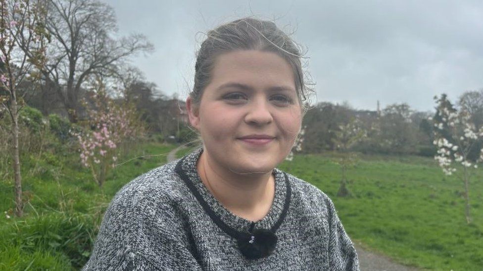 Triniaeth diabetes newydd yn rhoi 'rhyddid' i gleifion - BBC Cymru Fyw