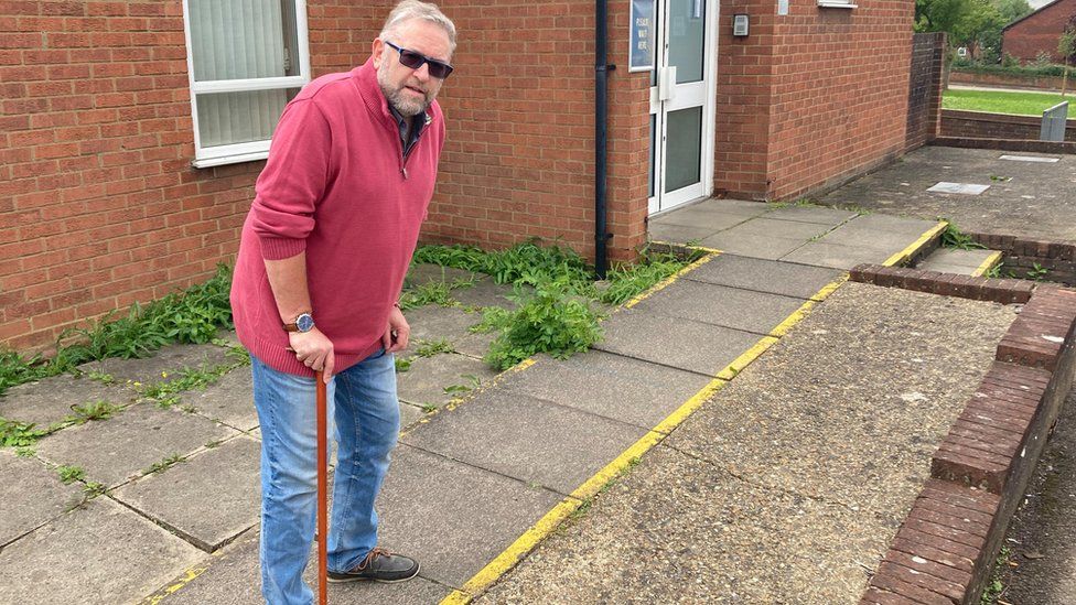 Sudden surgery closure affects thousands in Luton - BBC News