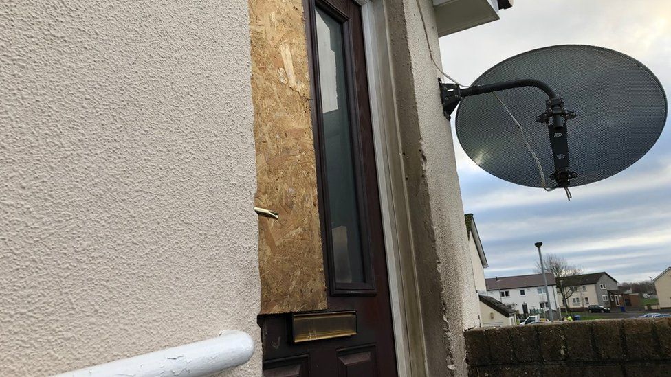 Londonderry: Three people escape injury in arson attack - BBC News