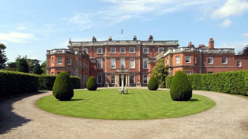 Newby Hall: Naked man approaches women at stately home - BBC News
