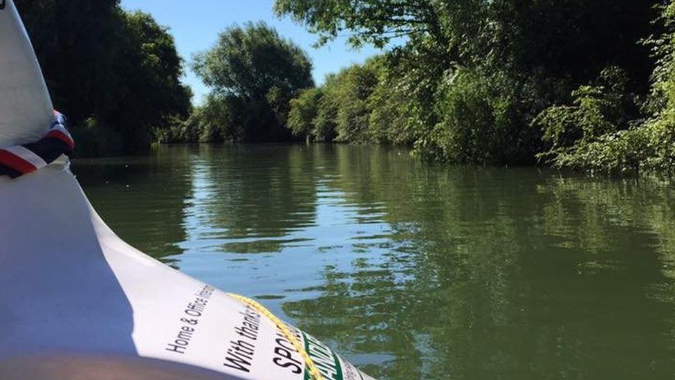 Scout leaders' Swan pedalo Thames challenge under way - BBC News