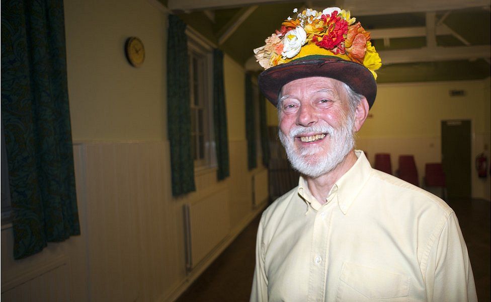 Hankies and sticks: Why do people take up Morris dancing? - BBC News