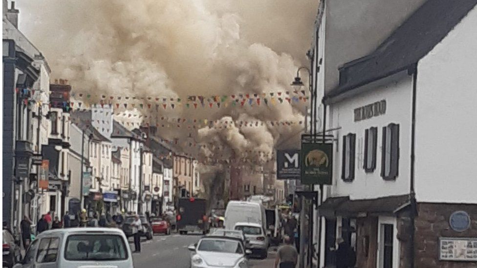 Cyngor i osgoi canol Trefynwy wedi tân - BBC Cymru Fyw