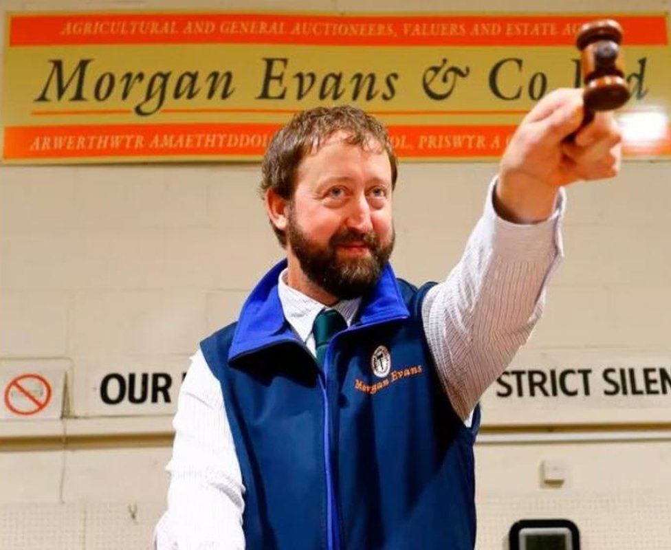 Hanes yn ei ddwylo: Sgwrs â’r arwerthwr Simon Bower - BBC Cymru Fyw