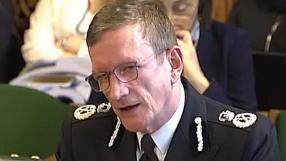 Police in schools increase after knife crime - BBC News