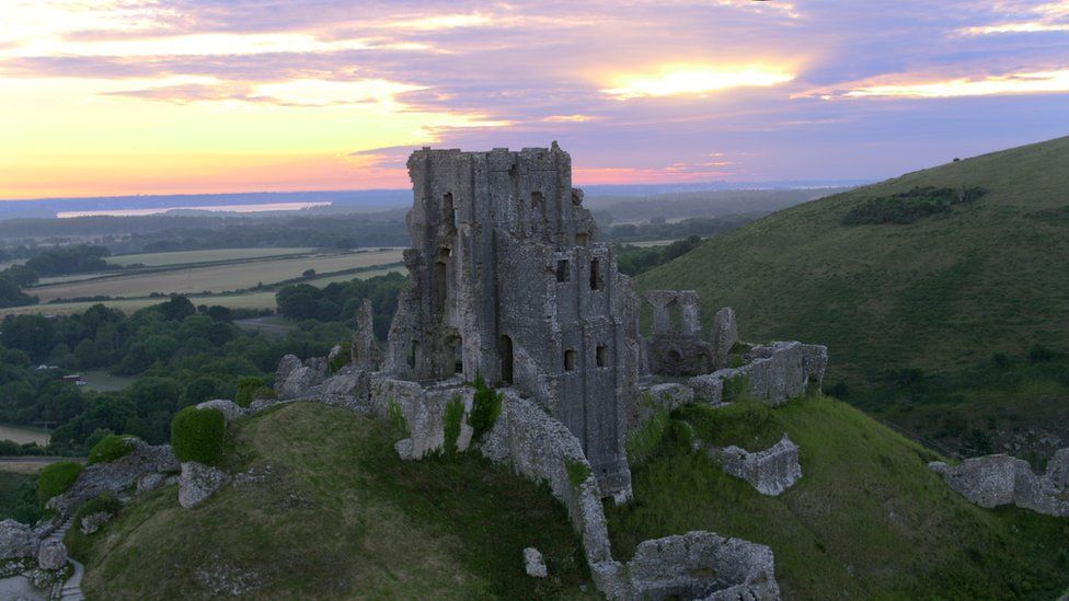 Minecraft: Corfe Castle recreated by YouTuber Grian - BBC Newsround
