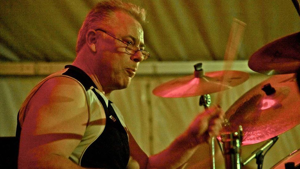 Eisteddfod: Bryn Fôn ar lwyfan Maes B gyda Bwncath - BBC Cymru Fyw