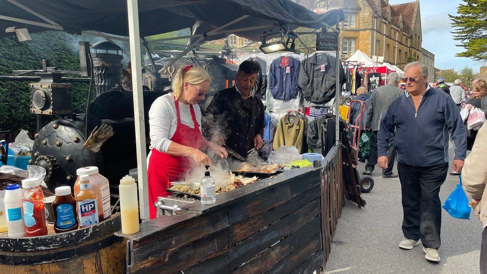 Sherborne's Pack Monday Fair returns after Covid-halt - BBC News