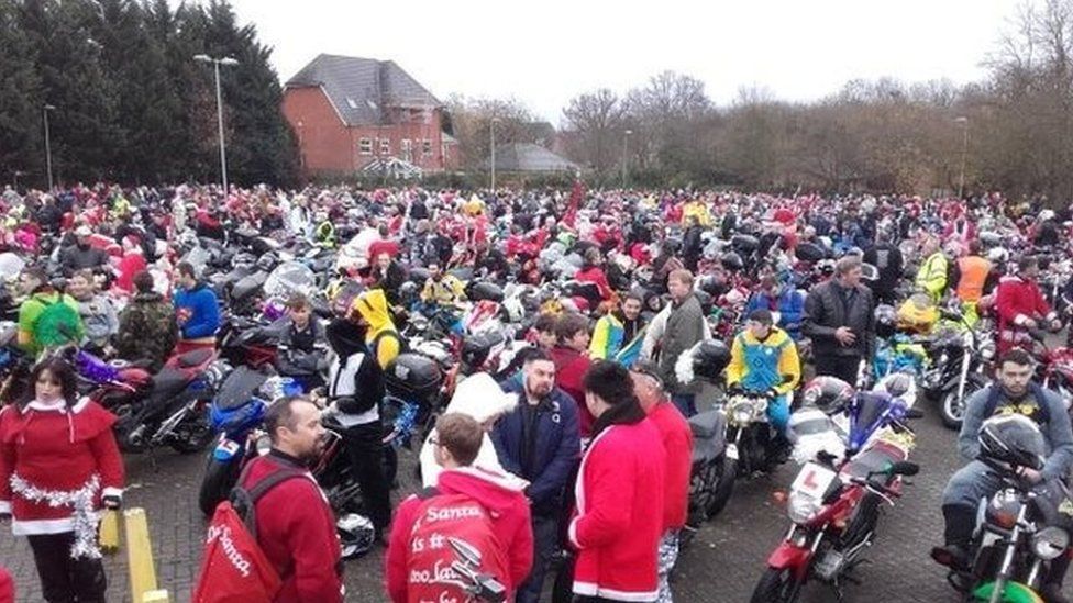 Reading bikers take to the roads to give out presents - BBC News