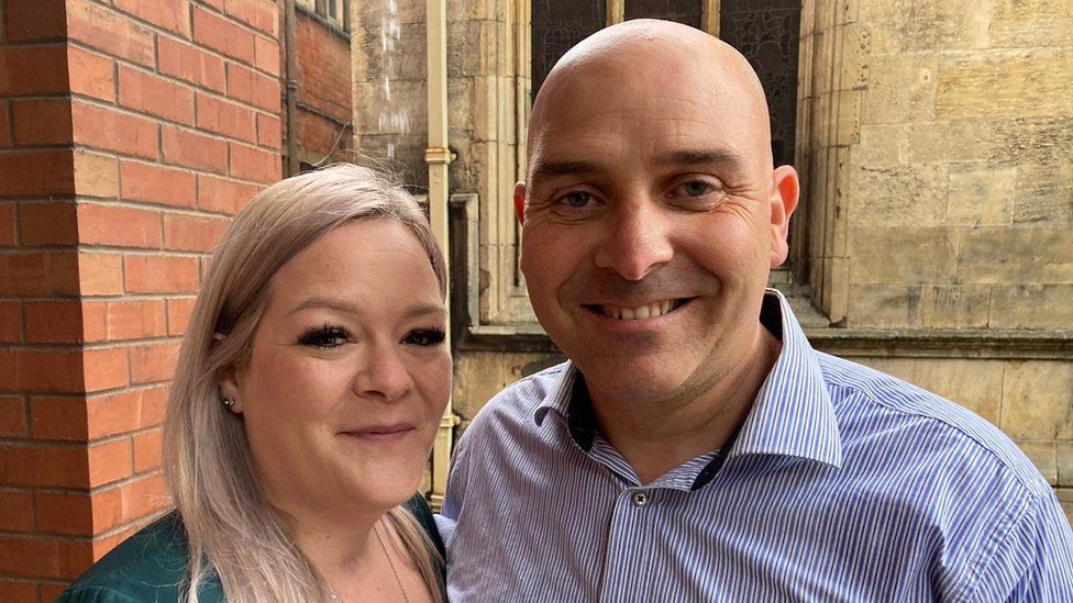 Dana Twidale: Wedding con victims' big day saved by community - BBC News