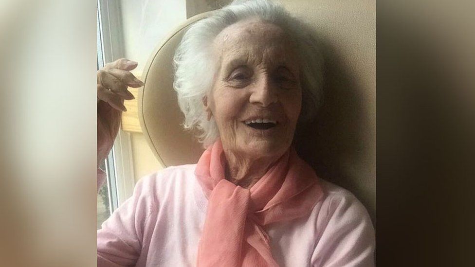 Buckhurst Hill care home murder: Antony Jennings jailed for life - BBC News