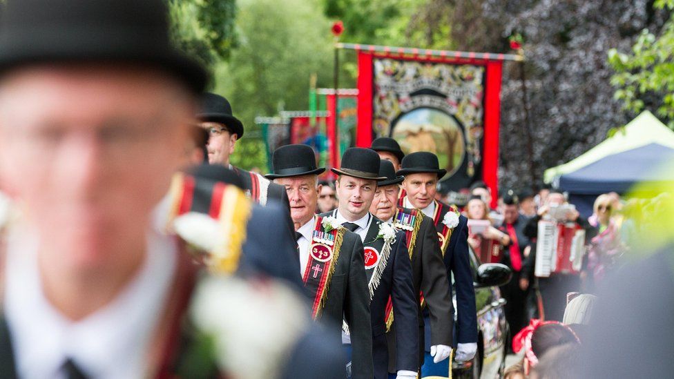 Sham Fight draws thousands to Scarva parade - BBC News