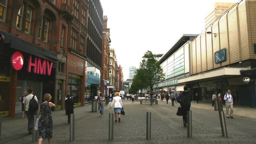 Manchester trainer shopper scam thief hands himself in - BBC News