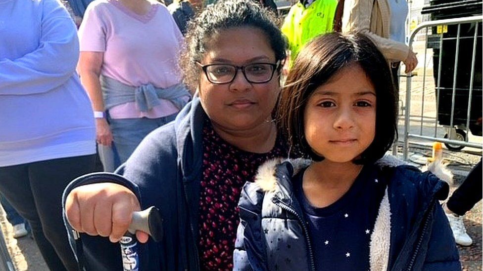 St Giles' vigil: 'She asked if the Queen was with mummy' - BBC News