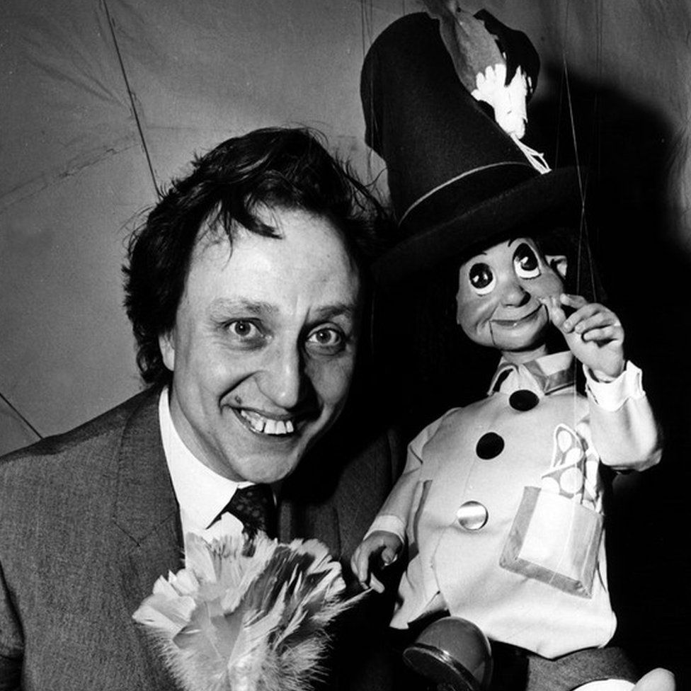 Obituary: Sir Ken Dodd - BBC News