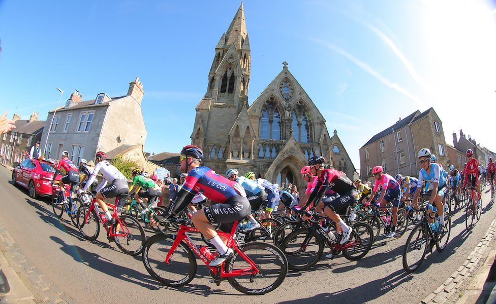 Tour of Britain: Second day of cycling action in Scotland - BBC News