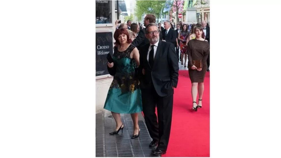 Taith yr actores Rhian Morgan i fod yn offeiriad yn yr eglwys - BBC ...