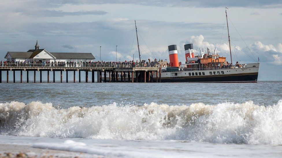 PS Waverley: Last seagoing paddle steamer visits Suffolk - BBC News