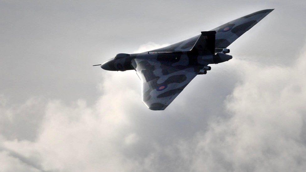 Vulcan XH558 in final public display flight in Bedfordshire - BBC News