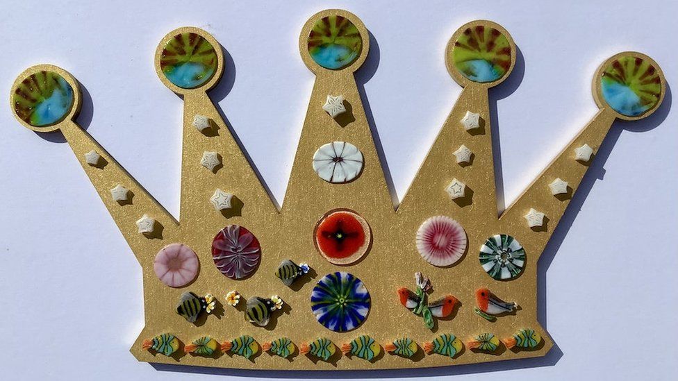 Mosaic crowns on display for coronation - BBC News