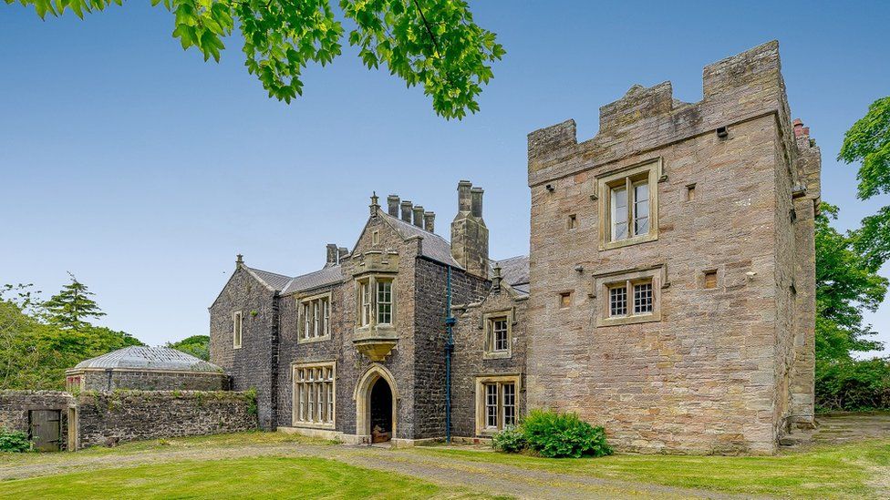 Gardener who inherited Northumberland castle puts it on market - BBC News