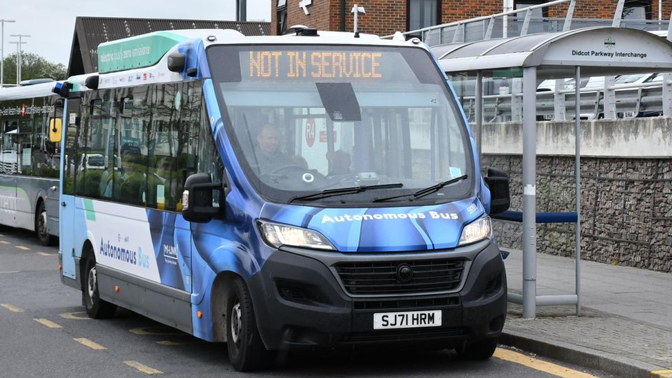 Oxfordshire self-driving single-decker bus begins operating - BBC News