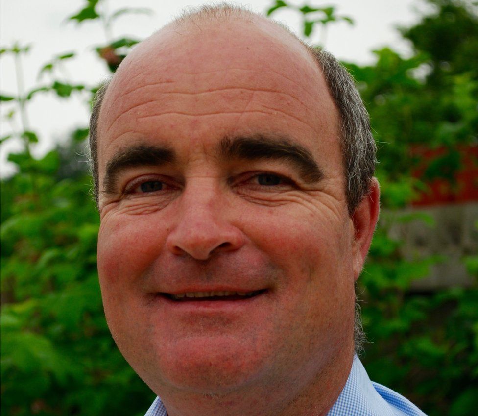 Queen's Birthday Honours: Referee Nigel Owens gets MBE - BBC News