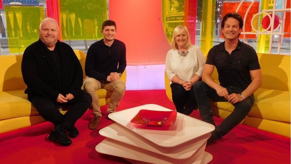 Huw Fash: 'Do'n i ddim yn ffitio mewn gyda neb' - BBC Cymru Fyw