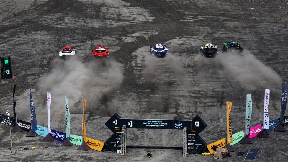 In pictures: Electric rally at old Glenmuckloch coal mine - BBC News