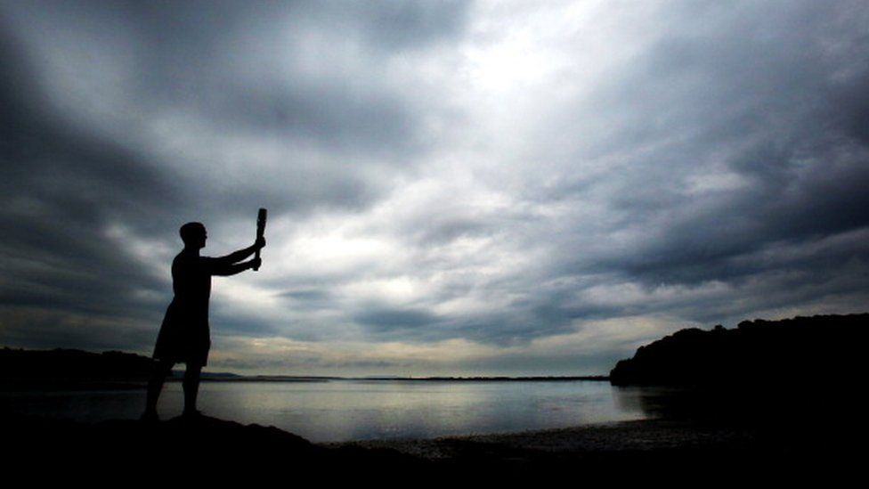 Queen starts 2018 Commonwealth Games baton relay - BBC News