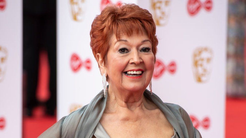 Actores Hi-de-Hi! - Ruth Madoc - wedi marw yn 79 oed - BBC Cymru Fyw
