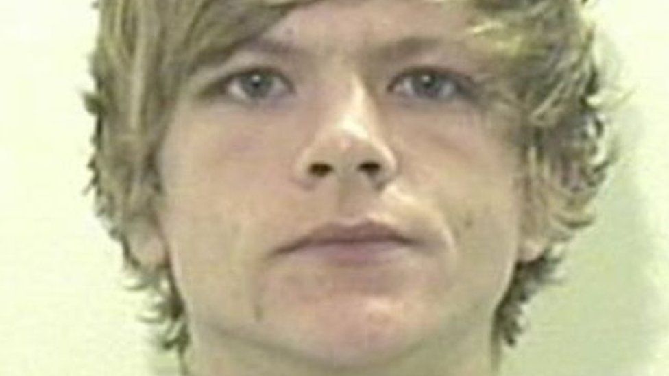 Man headbutted murderer in jail dispute - BBC News