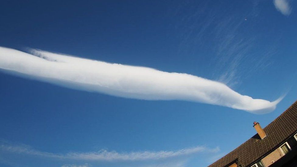 Oxfordshire: Mystery cloud lit by worm moon thrills skywatchers - BBC News