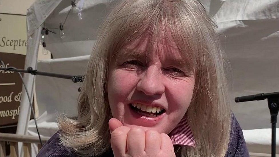 Chwech o bobl i gael cyfarfod dan do o ddydd Llun - BBC Cymru Fyw