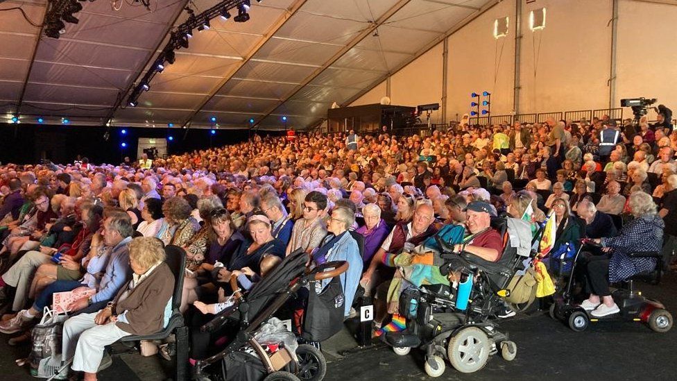 Rhys Iorwerth yn ennill Coron yr Eisteddfod Genedlaethol - BBC Cymru Fyw