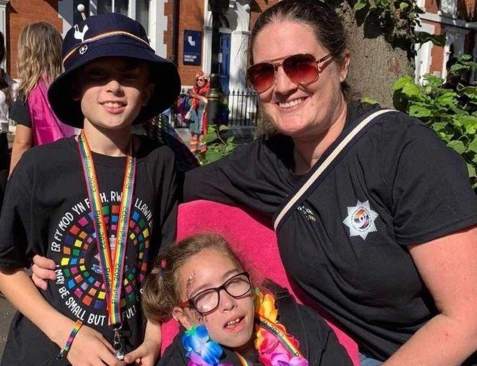 Rhybudd chwiorydd am gyflwr calon prin all fod yn farwol - BBC Cymru Fyw