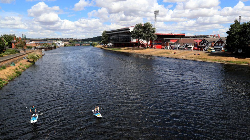 Nottingham river deaths prompt lifesaving ropes project - BBC News