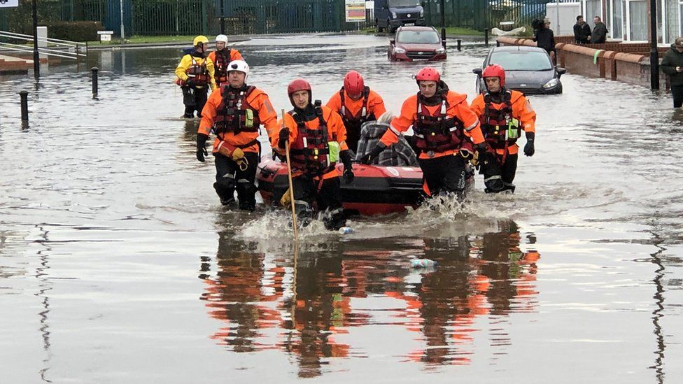 South Yorkshire flooding: Clean-up starts in Bentley - BBC News