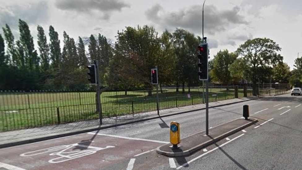 Grimsby crash: Two held after cyclist dies in suspected hit-and-run - BBC News