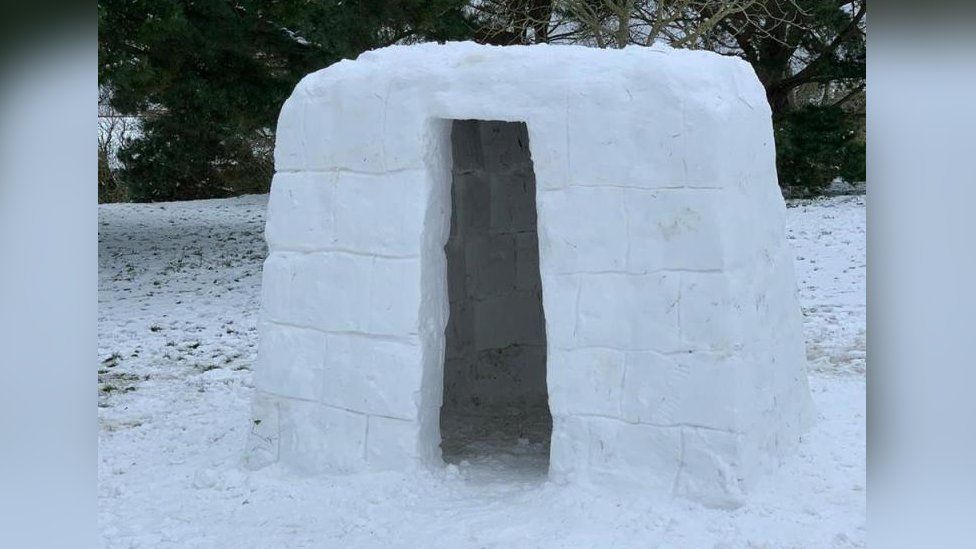 Rutland dad and son, 10, sleep in garden igloo at -5C - BBC News
