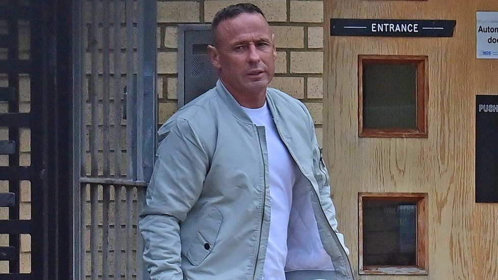 Fraudster tradesman Stephen Stewart given suspended sentence - BBC News