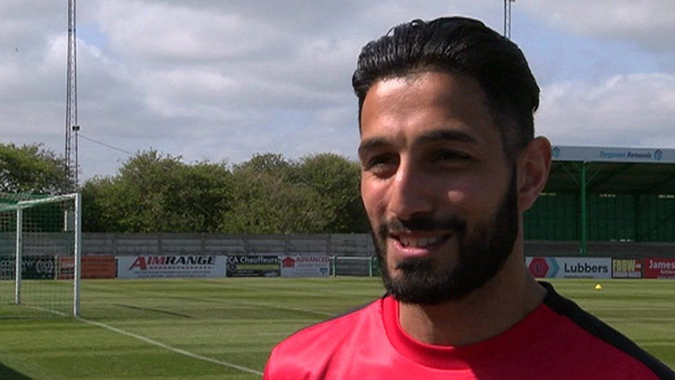 Wembley FA Vase: Hebburn v Consett clash sets twin against twin - BBC News