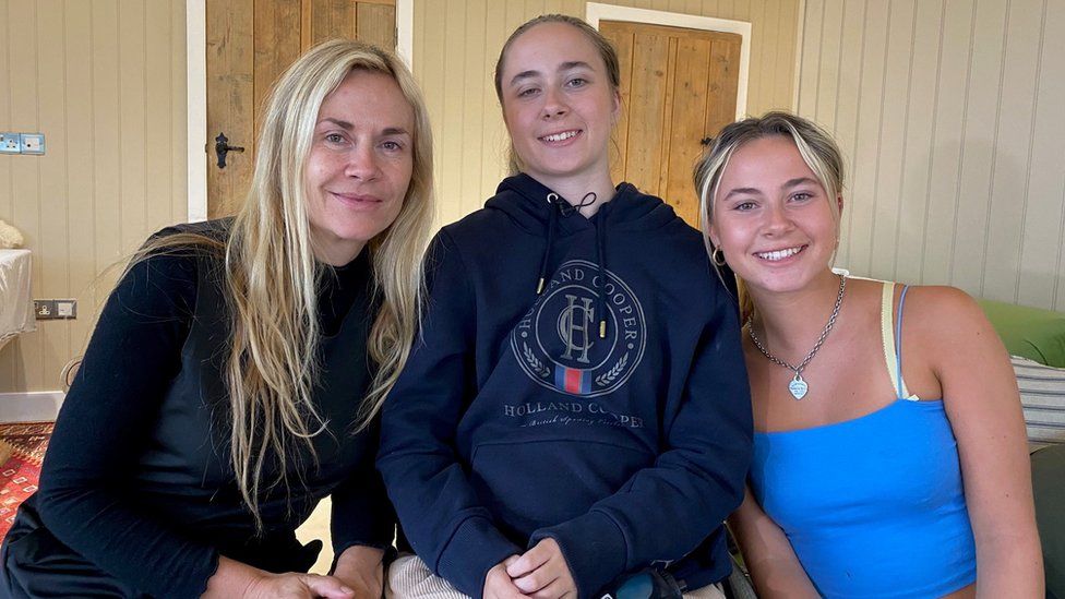 Hopes US treatment can help paralysed horse-rider - BBC News