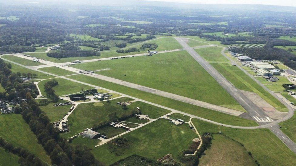 Dunsfold Aerodrome housing plans put forward - BBC News